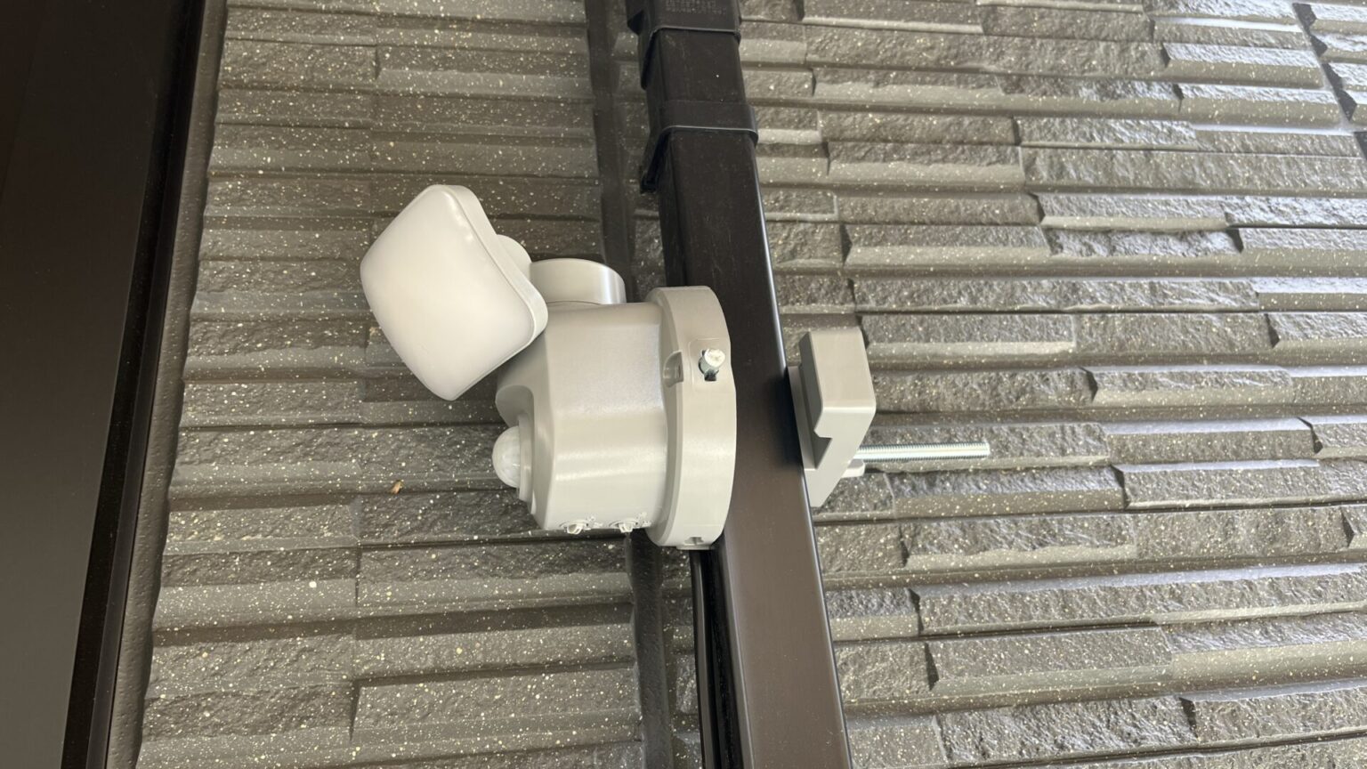 明るすぎず暗すぎない！オーム電機コンセント式センサーライトOSE-LS400レビュー【取付】 | FREE LIFE UP↑